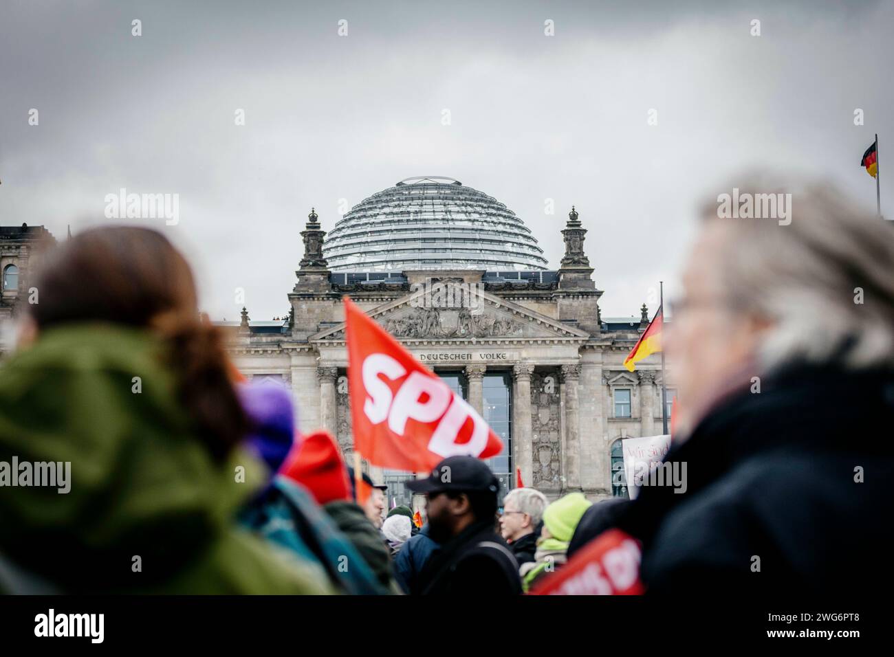 Berlin, Deutschland. 03rd Feb, 2024. SPD flag in front of the Reichstag ...
