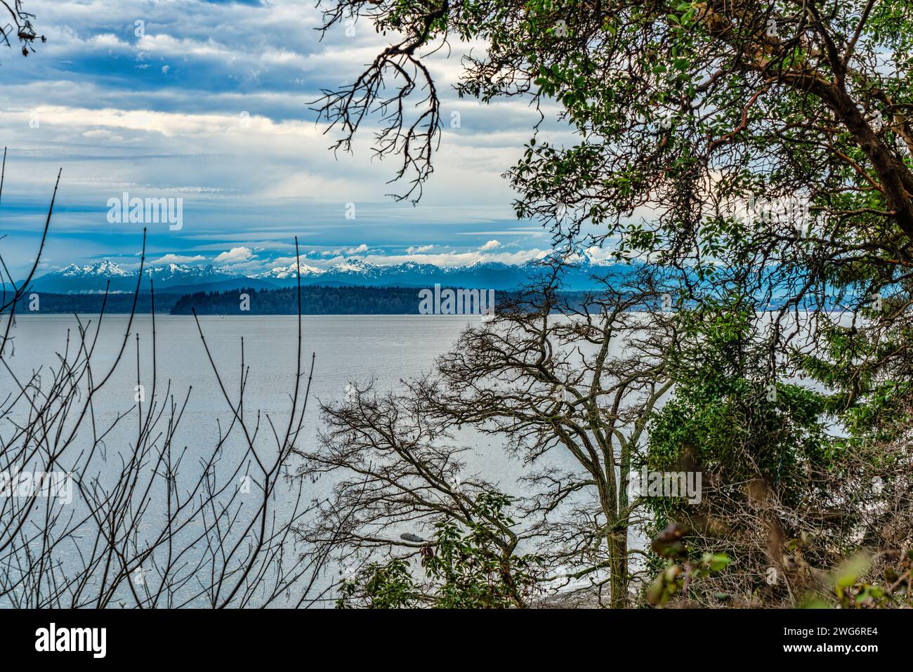 A view of the Olympic Mountain Range across the Puget Sound Stock Photo ...