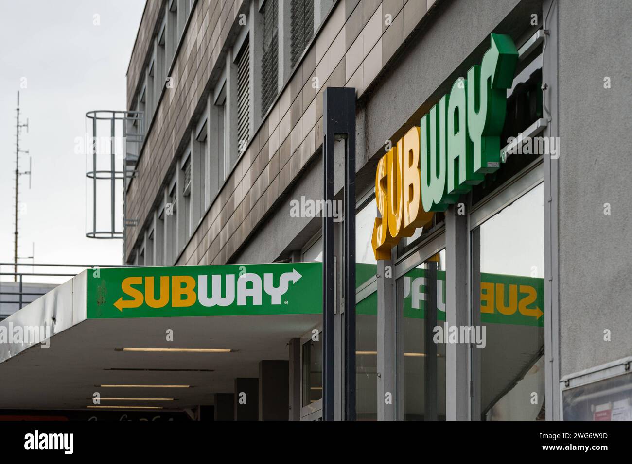 Subway-Kettenlogo an Geschäftsfassade 03.02.2024, Limburg: Symbolfoto ...