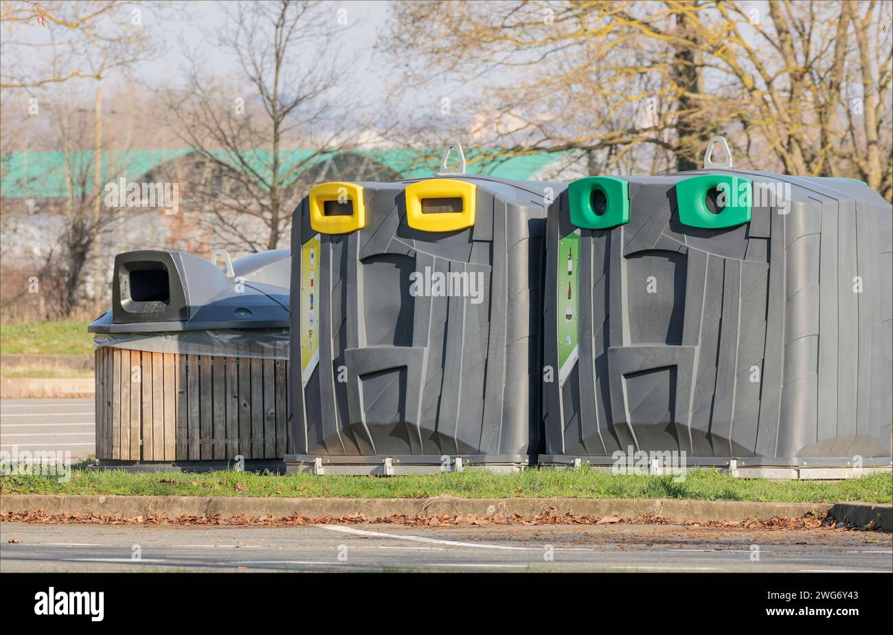 Recycling bins france hi-res stock photography and images - Alamy