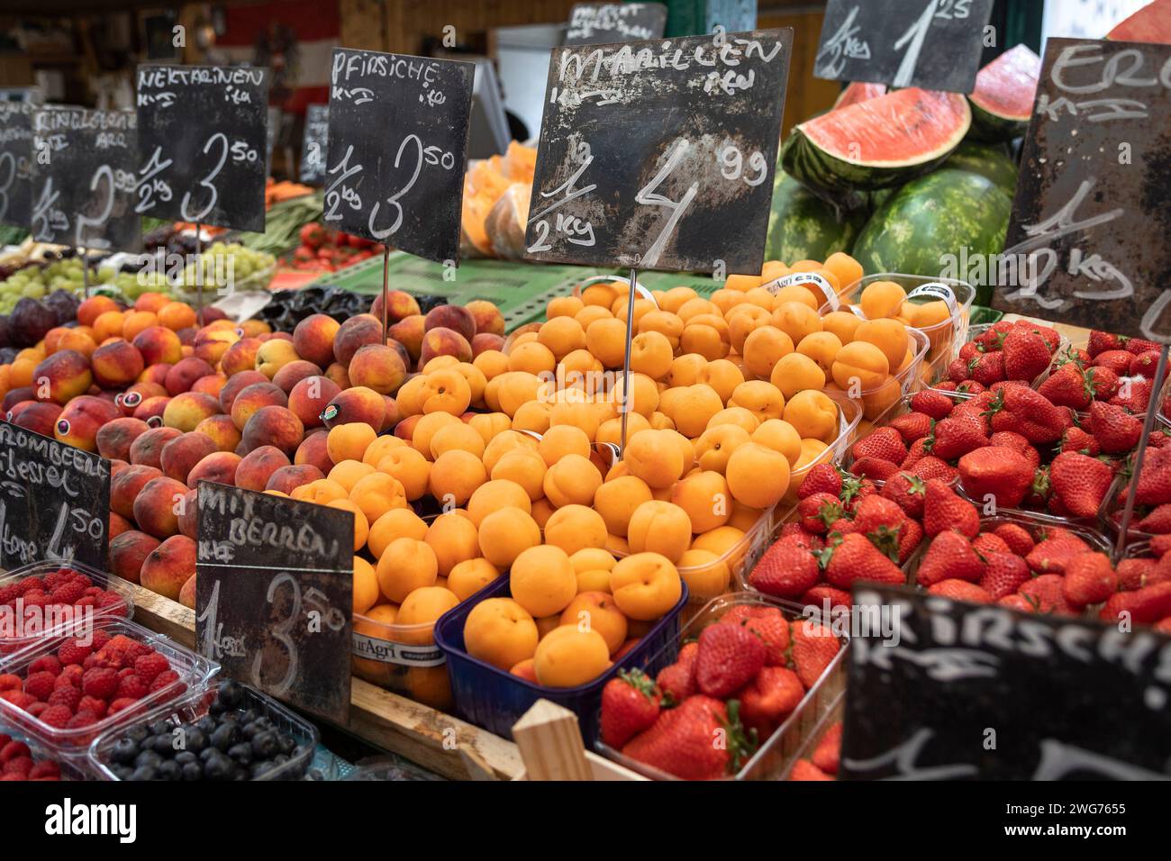 Fruit, Vienna Naschmarkt, Vienna, Austria Stock Photo - Alamy