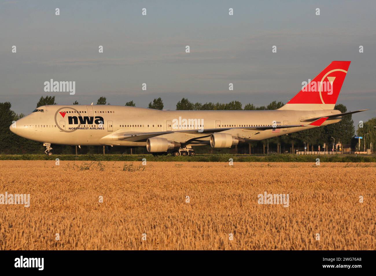 Northwest Airlines Boeing 747-400 with registration N669US rolling on ...