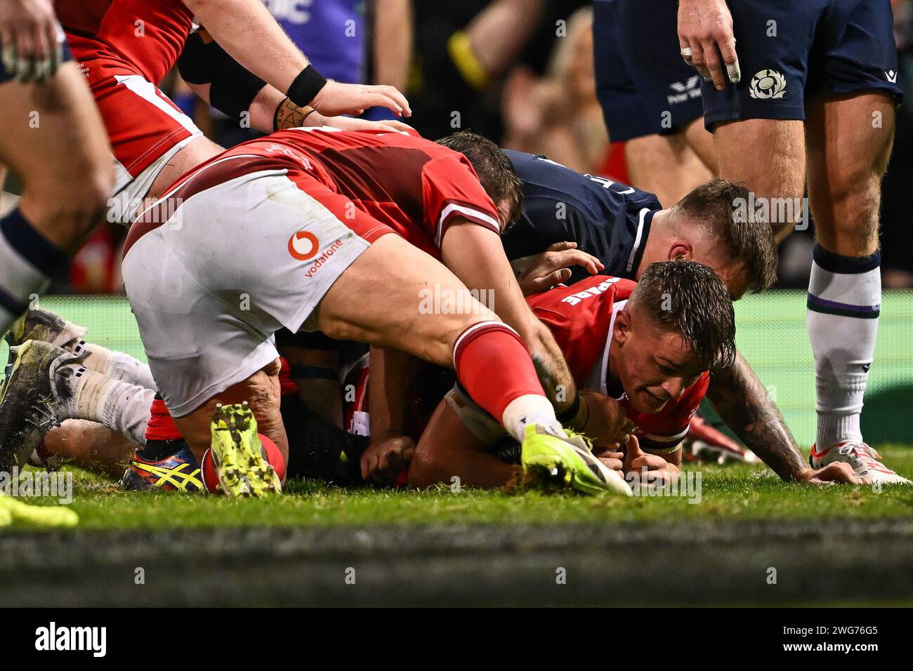 Alex Mann of Wales goes over for a tryduring the 2024 Guinness 6 ...