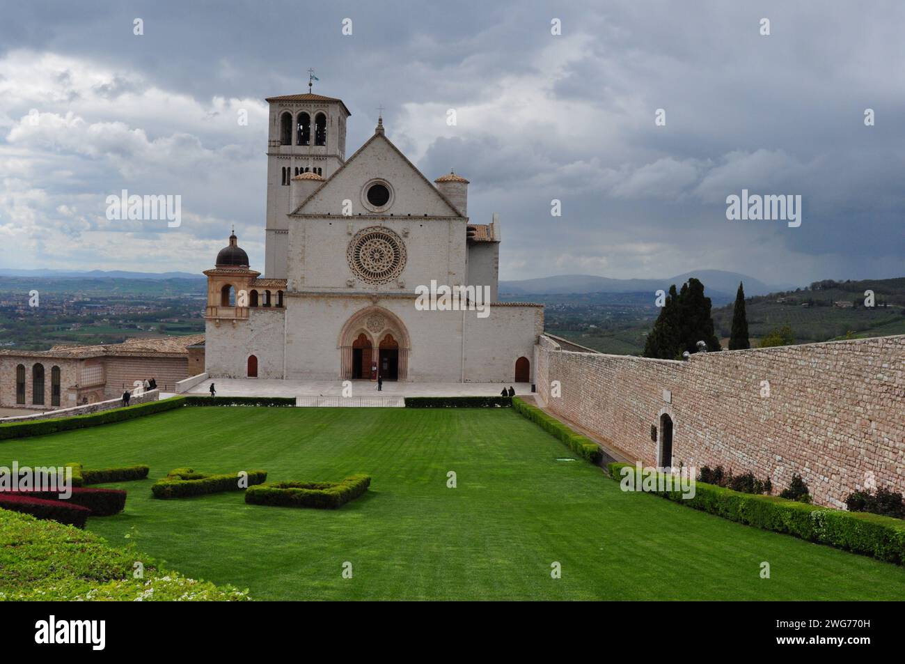 Basilica maggiore di san francesco assisi hi-res stock photography and images - Alamy