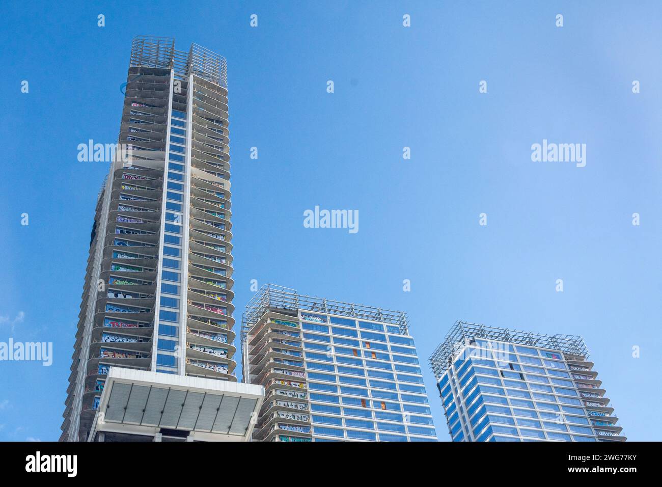 Graffiti covered la skyscraper hi-res stock photography and images - Alamy