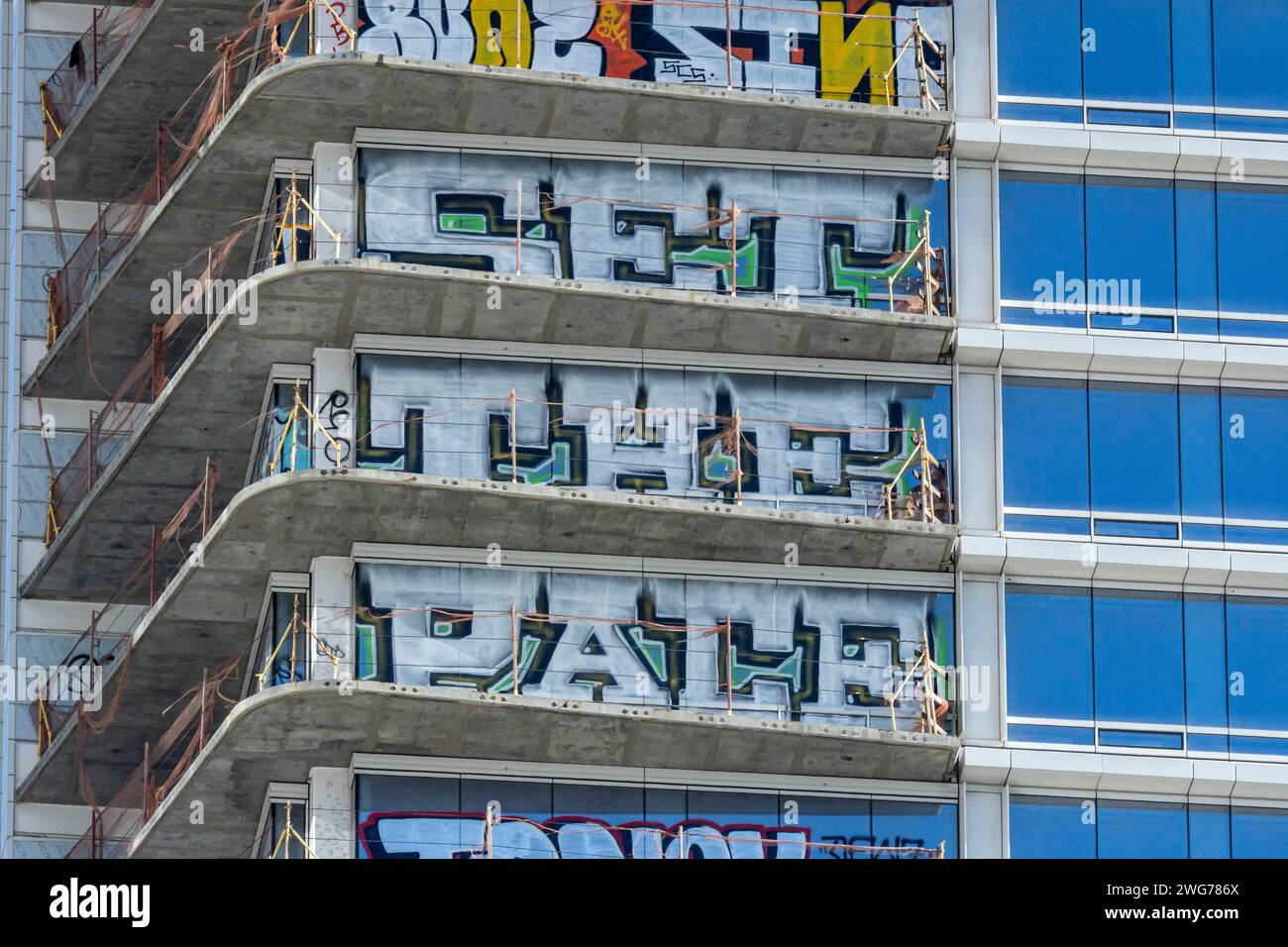 Graffiti covered la skyscraper hi-res stock photography and images - Alamy