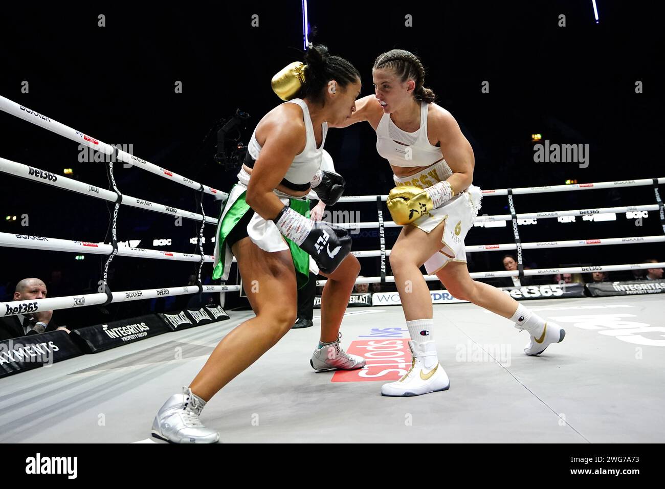 Boxer Lauren Belen Valdebenito (left) in action against Francesca ...