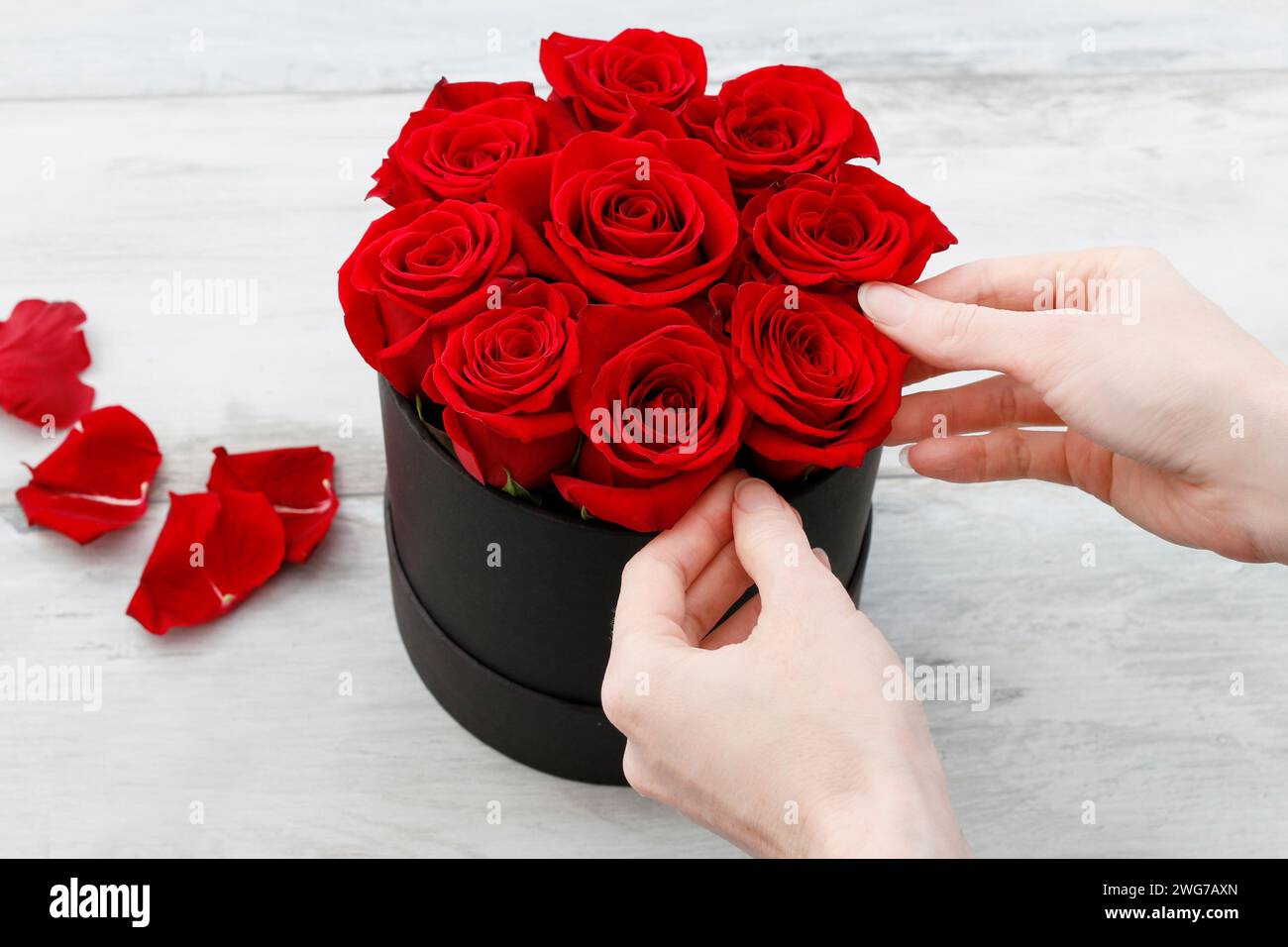 Florist workplace: how to make box with flowers, step by step, tutorial ...