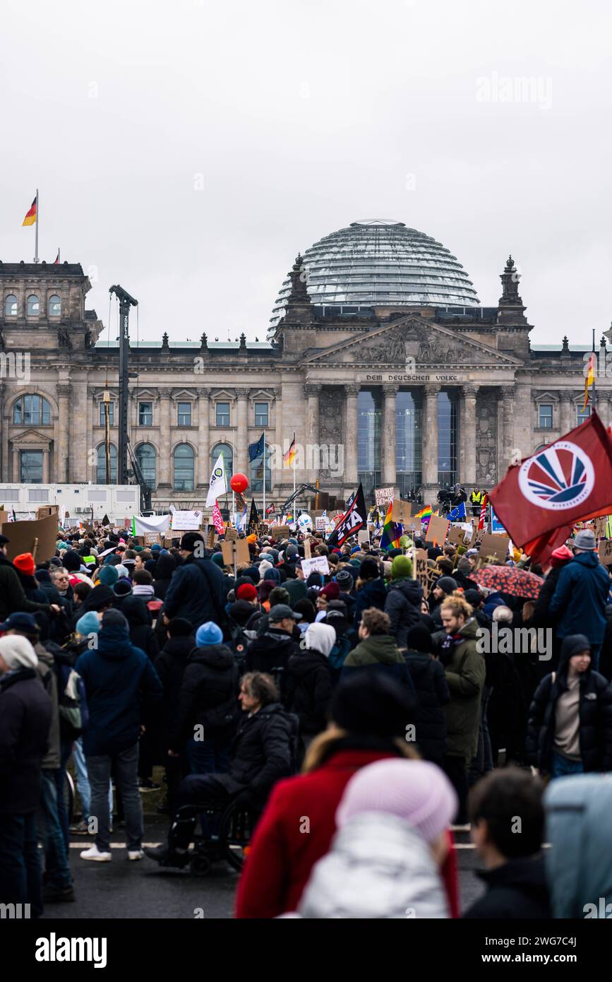 150.000 Menschen versammeln sich vor dem Bundestag in Berlin um eine ...