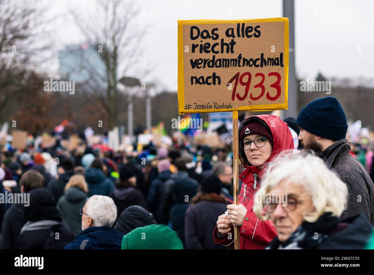Das menschliche schild hi-res stock photography and images - Alamy
