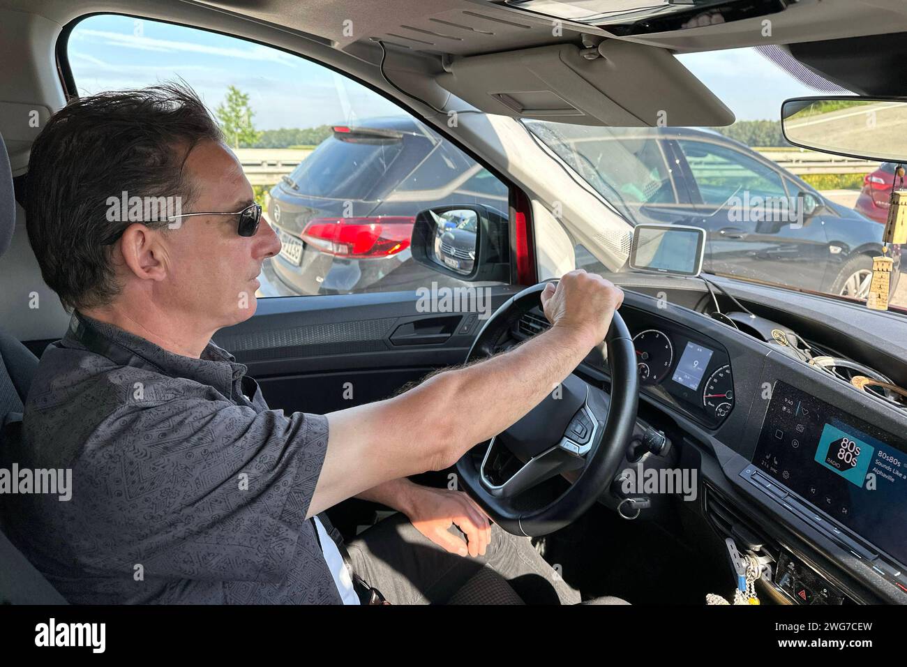 19.08.2023, Westenholz, Niedersachsen, GER - Autofahrer steht auf der ...