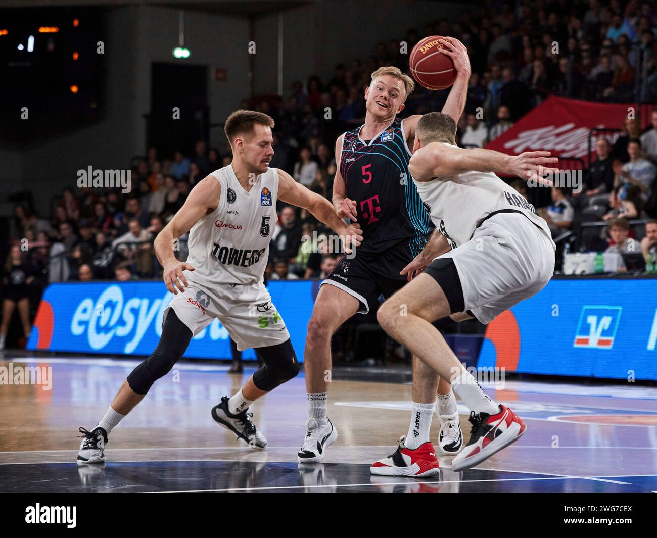 Hamburg, Deutschland. 03rd Feb, 2024. Kampf um den Ball. Harald Frey ...