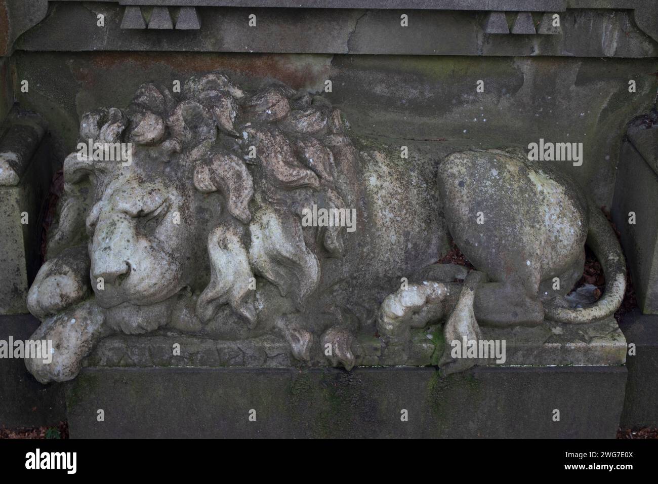 Lion headstone hi-res stock photography and images - Alamy