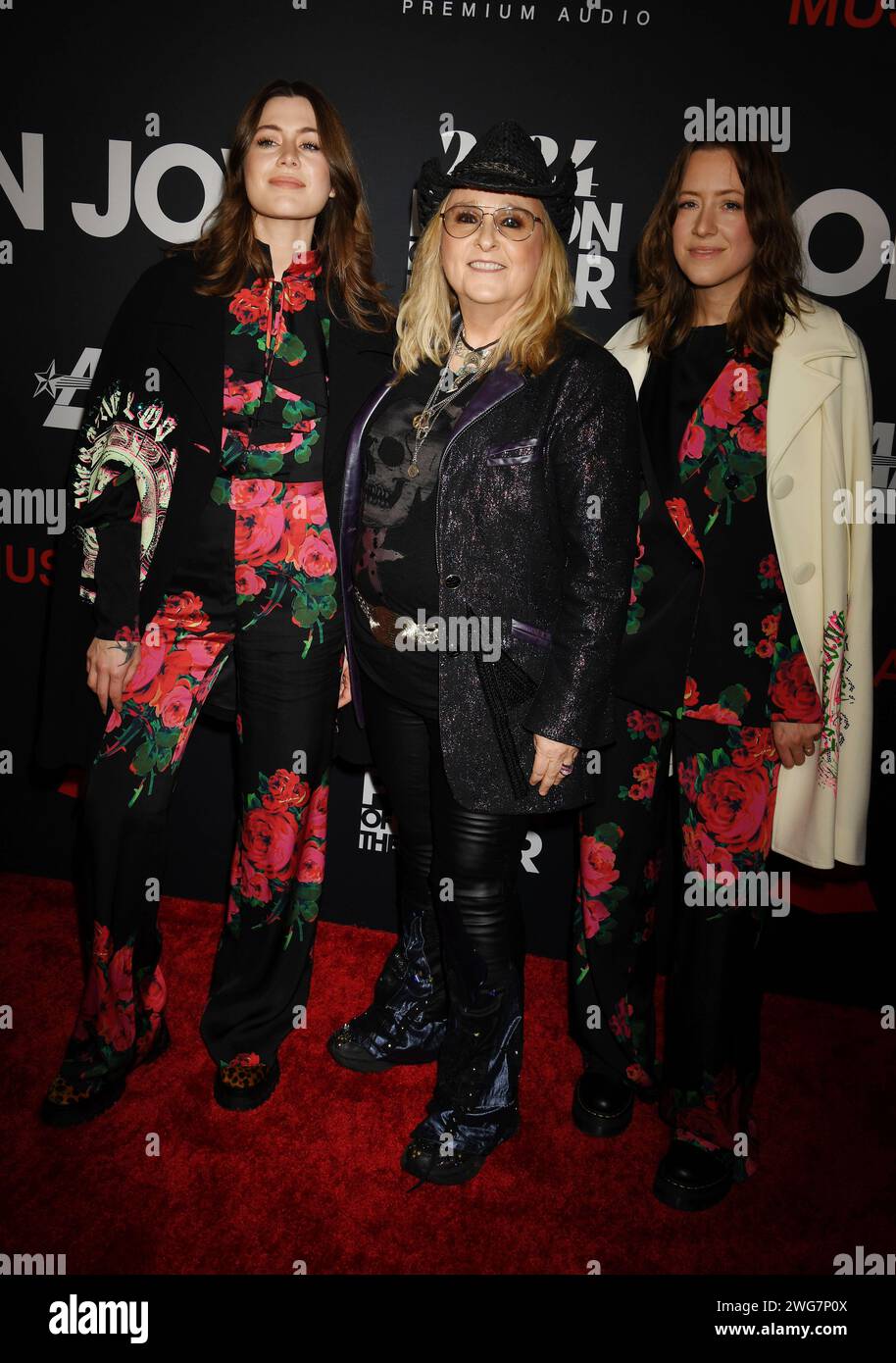 LOS ANGELES, CALIFORNIA - FEBRUARY 02: Melissa Etheridge (C) and ...