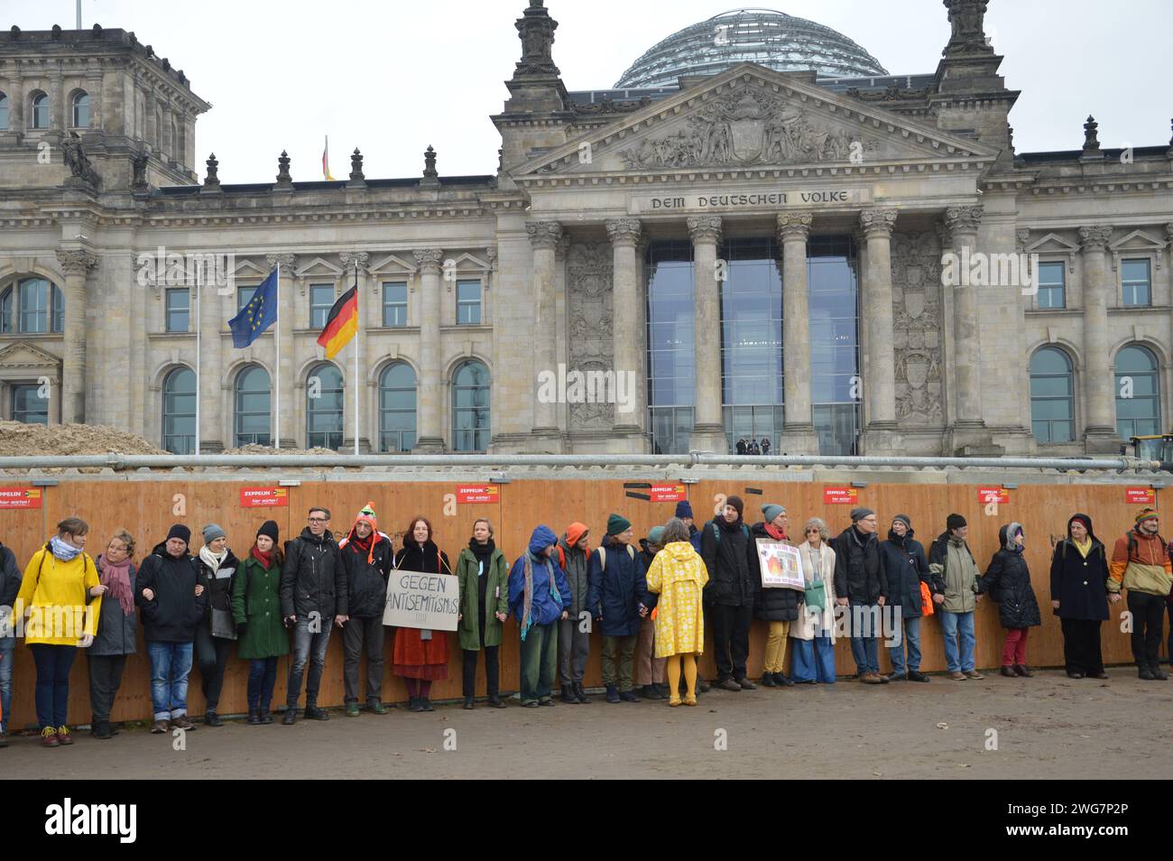 Human chain around the reichstag hi-res stock photography and images ...
