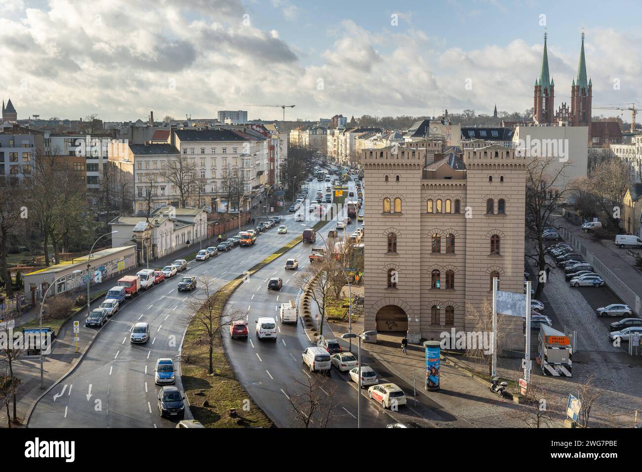 Der Mehringdamm in Berlin Kreuzberg. 01.02.2024, Berlin, GER - Blick ...