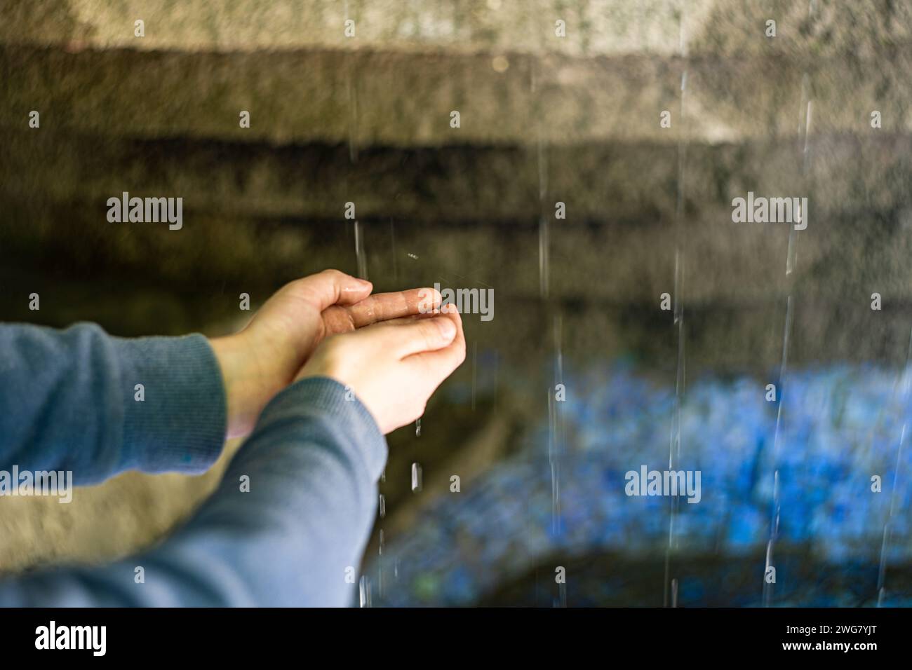 Water flow hands blue hi-res stock photography and images - Alamy