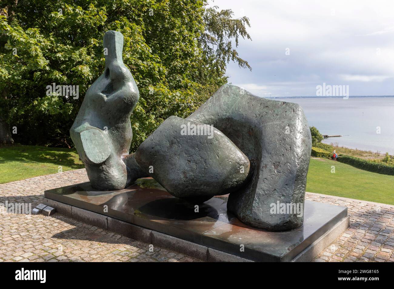 Louisiana Museum of Modern Art, Skulptur von Henry Moore, "Reclining Figure No. 5 (Seagrams ...