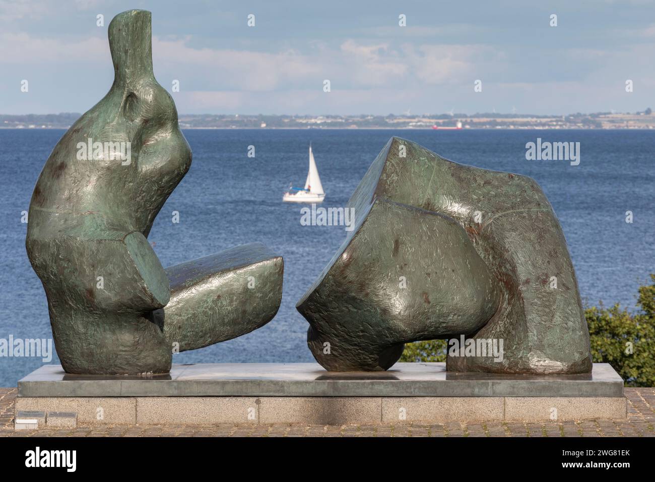 Louisiana Museum of Modern Art, Skulptur von Henry Moore, "Reclining ...