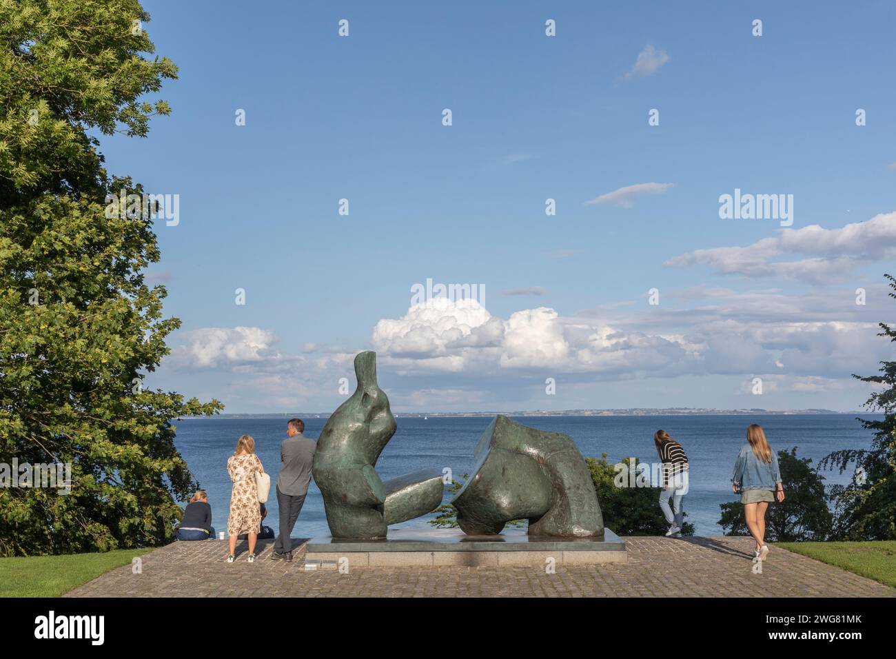 Louisiana Museum of Modern Art, Skulptur von Henry Moore, "Reclining ...