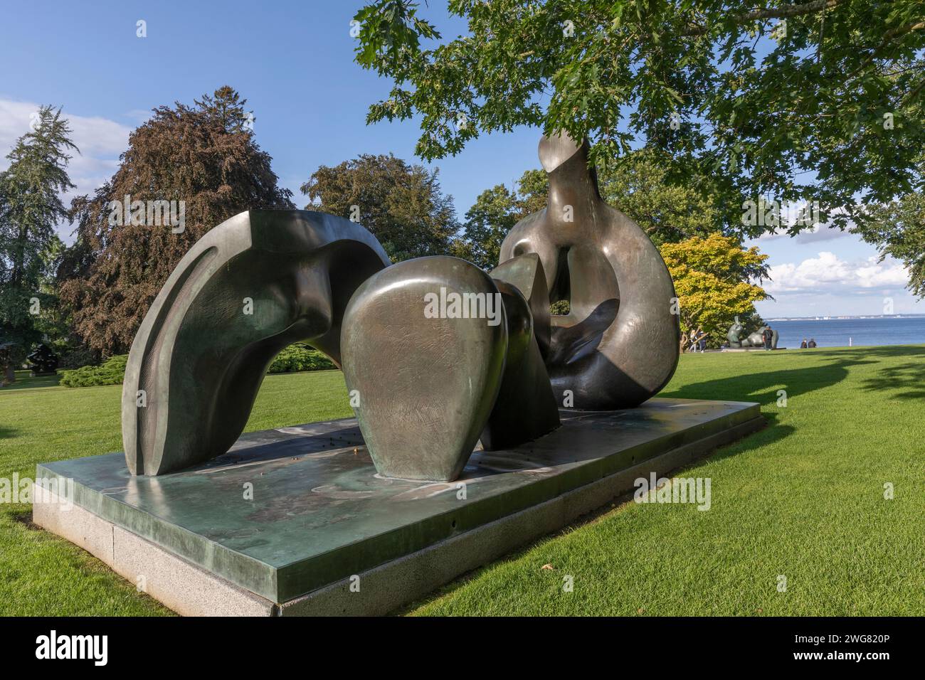 Louisiana Museum of Modern Art, Skulptur von Henry Moore, "Reclining ...