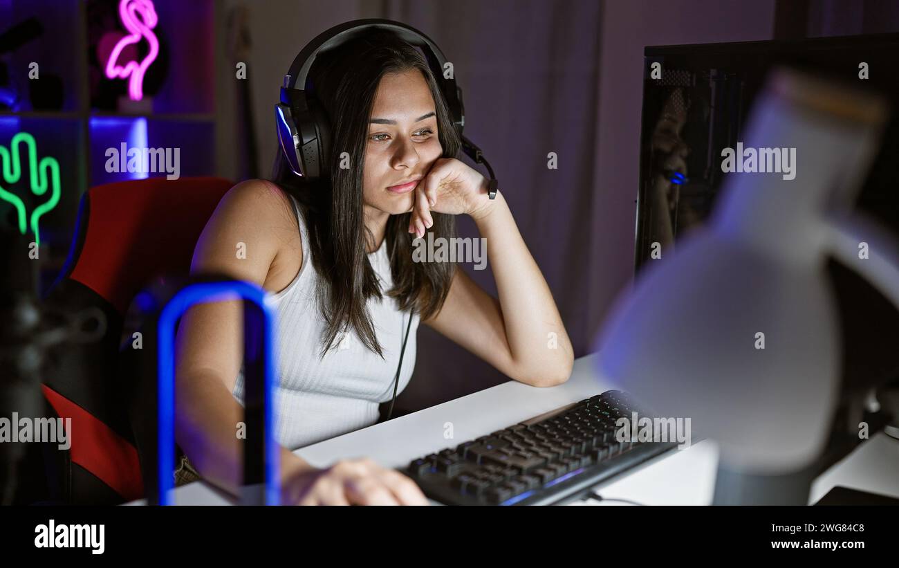 Young beautiful hispanic woman streamer hi-res stock photography and ...