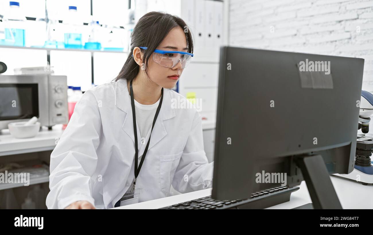 Analytical chemist computer hi-res stock photography and images - Alamy