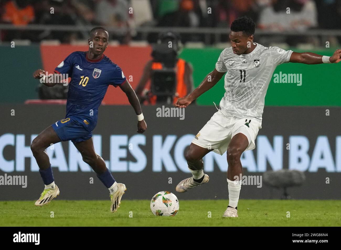 South Africa's Themba Zwane, right, controls the ball away from Cape ...