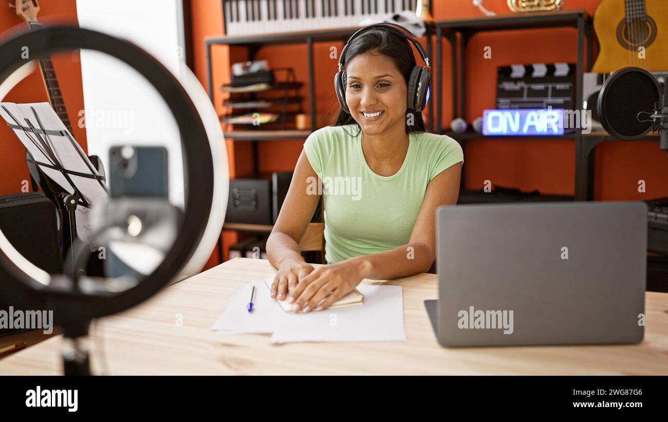 Female reporter in street interview hi-res stock photography and images ...