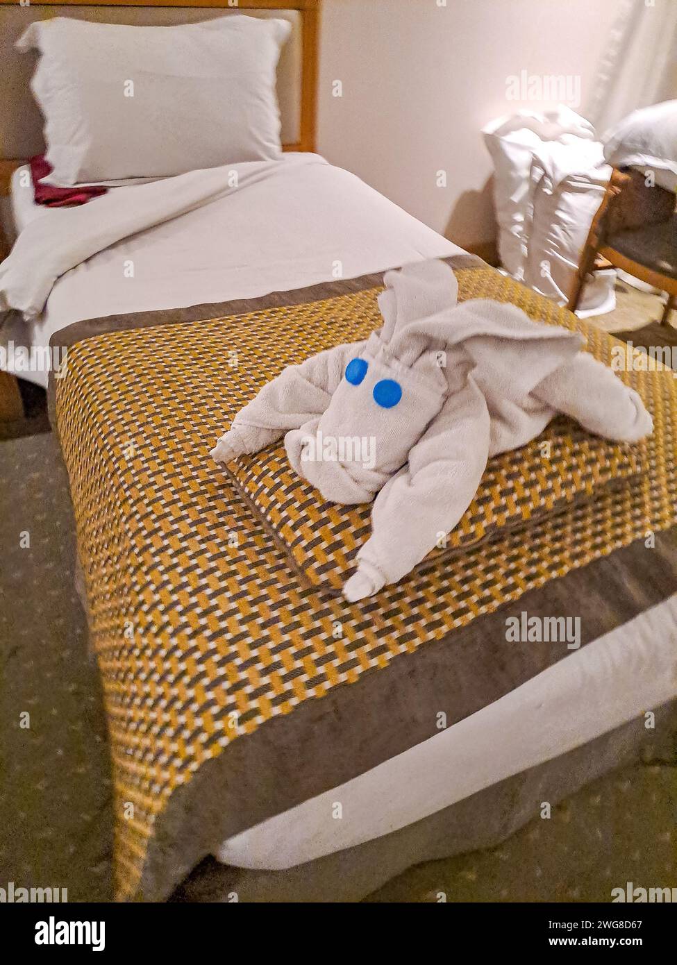 Perfectly prepared hotel bed seen from a hippopotamus from towels ...