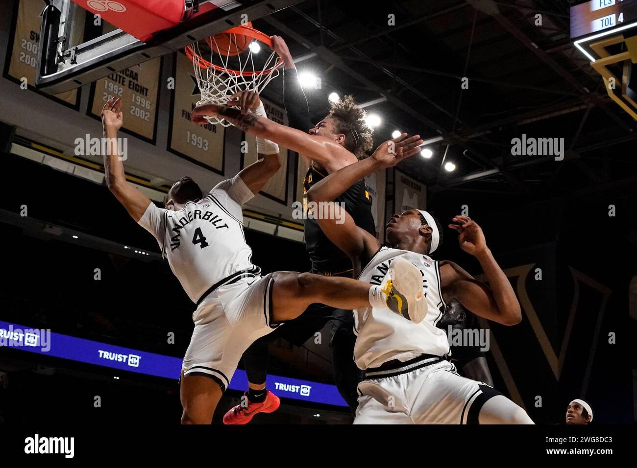 Missouri forward Noah Carter, center, is fouled as he shoots past ...