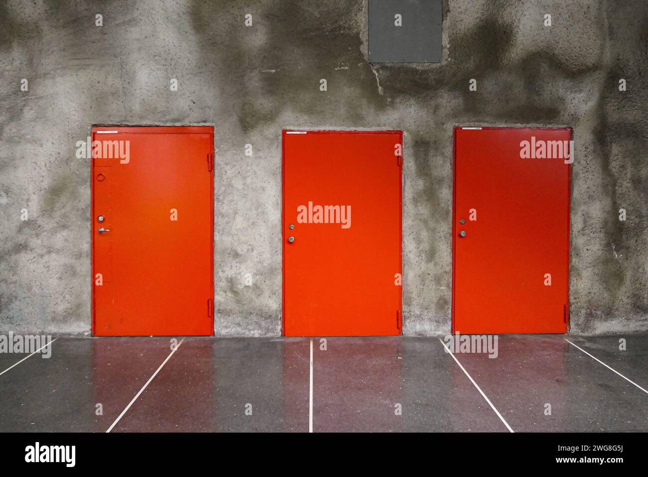 Three red doors hi-res stock photography and images - Alamy