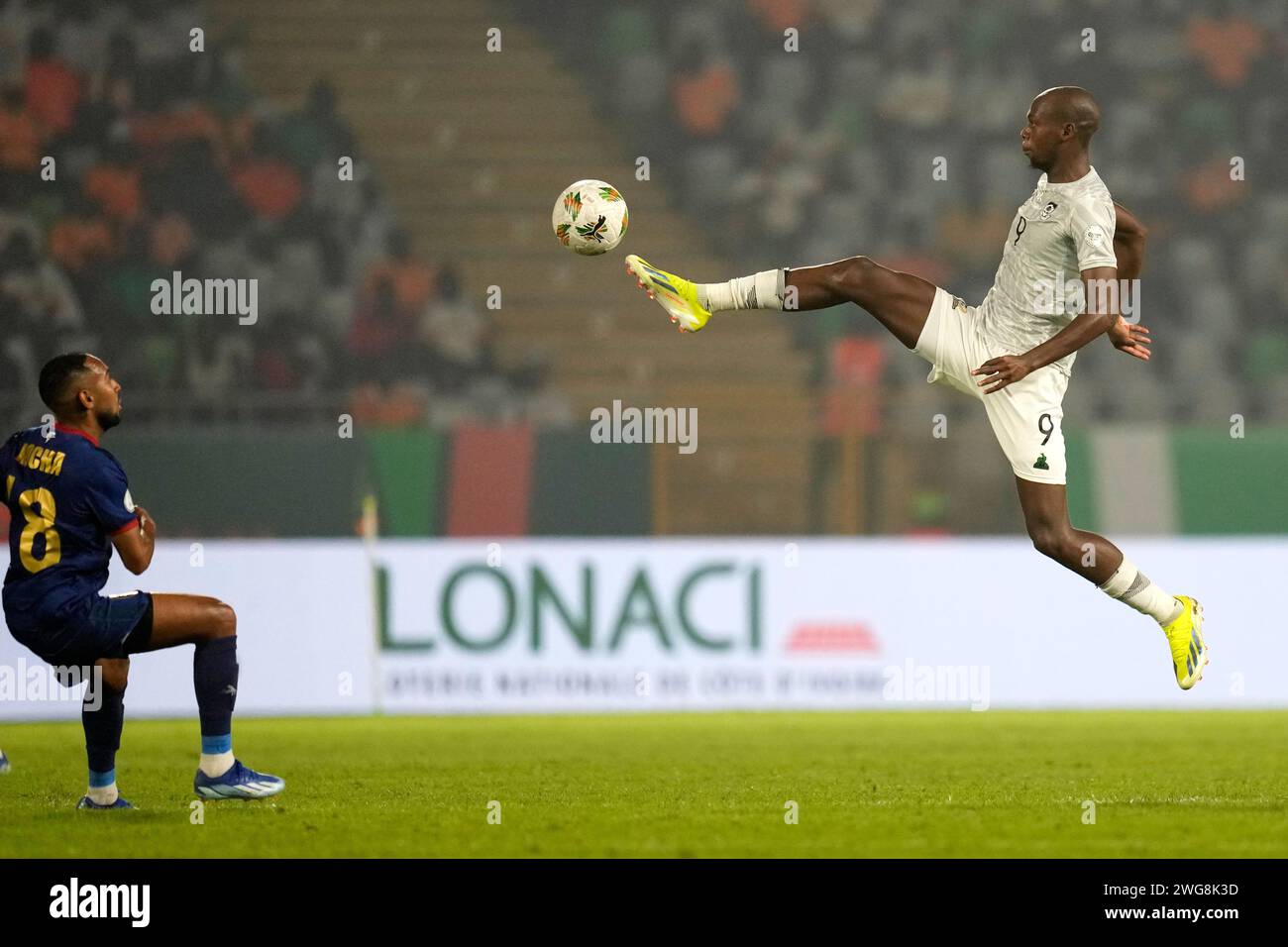 South Africa's Evidence Makgopa, right, jumps for the ball as Cape ...