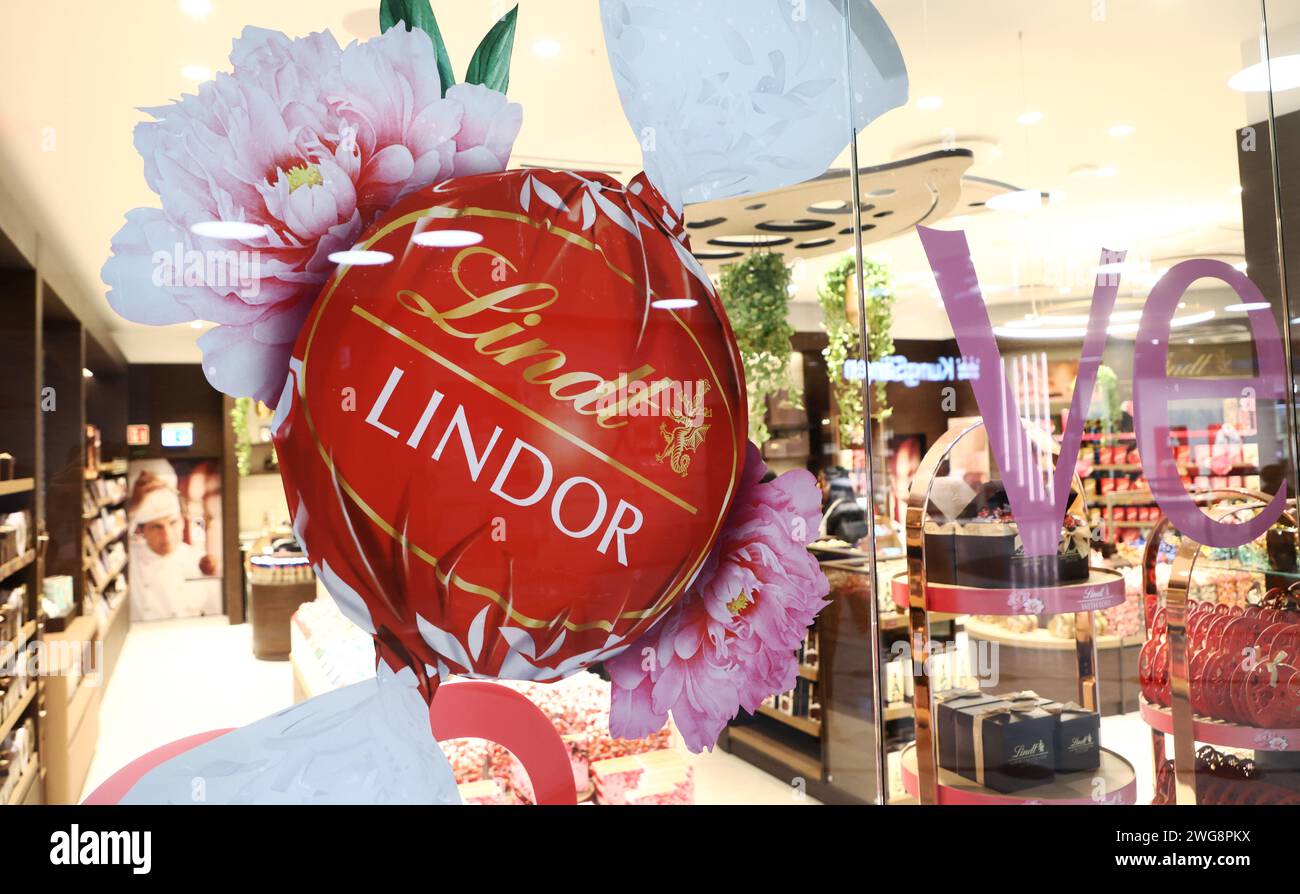 Lindor chocolate hi-res stock photography and images - Alamy