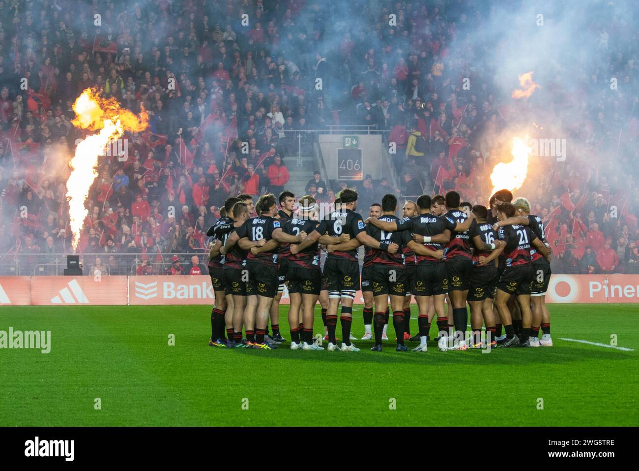 Crusaders rugby huddle hi-res stock photography and images - Alamy