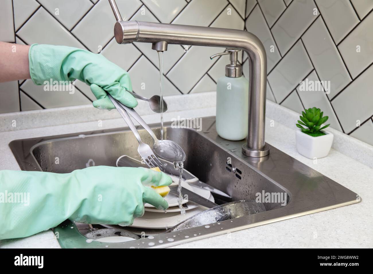 Pile of dirty dishes hi-res stock photography and images - Alamy