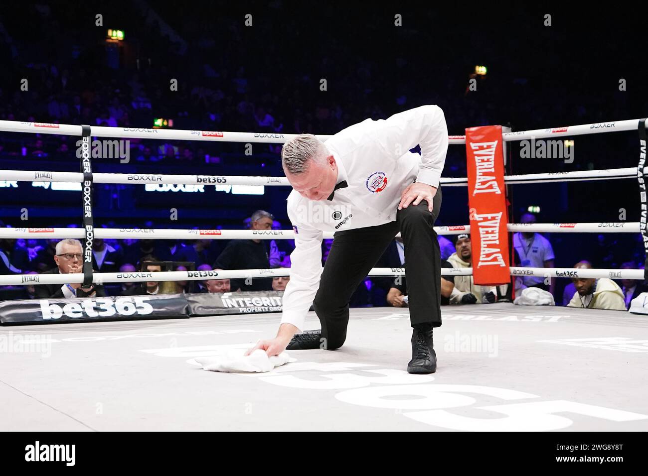 Boxing referee joshua hi-res stock photography and images - Alamy