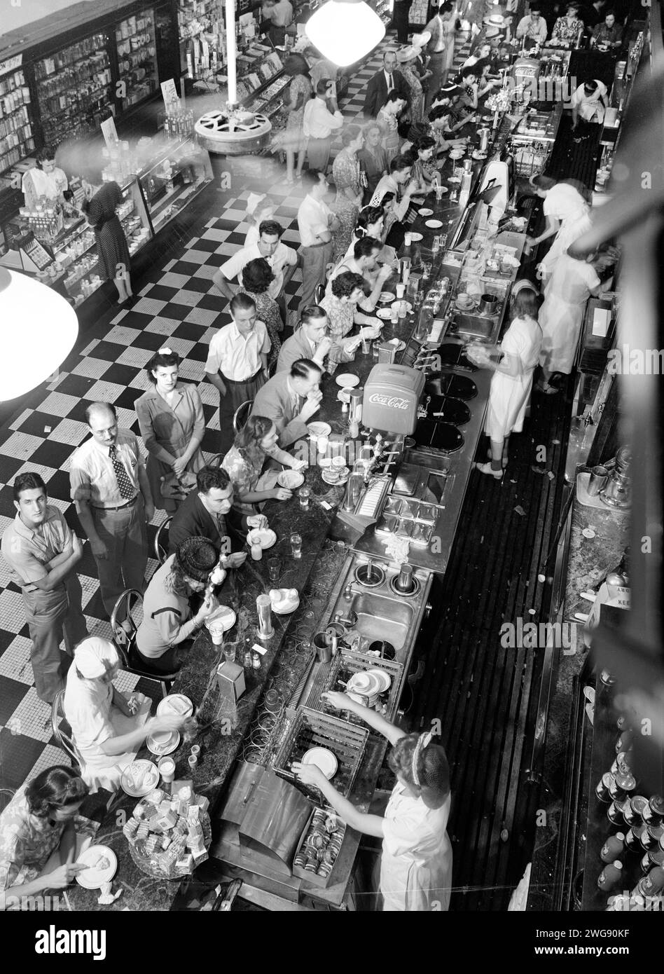 Restaurant white crowd Black and White Stock Photos & Images - Alamy