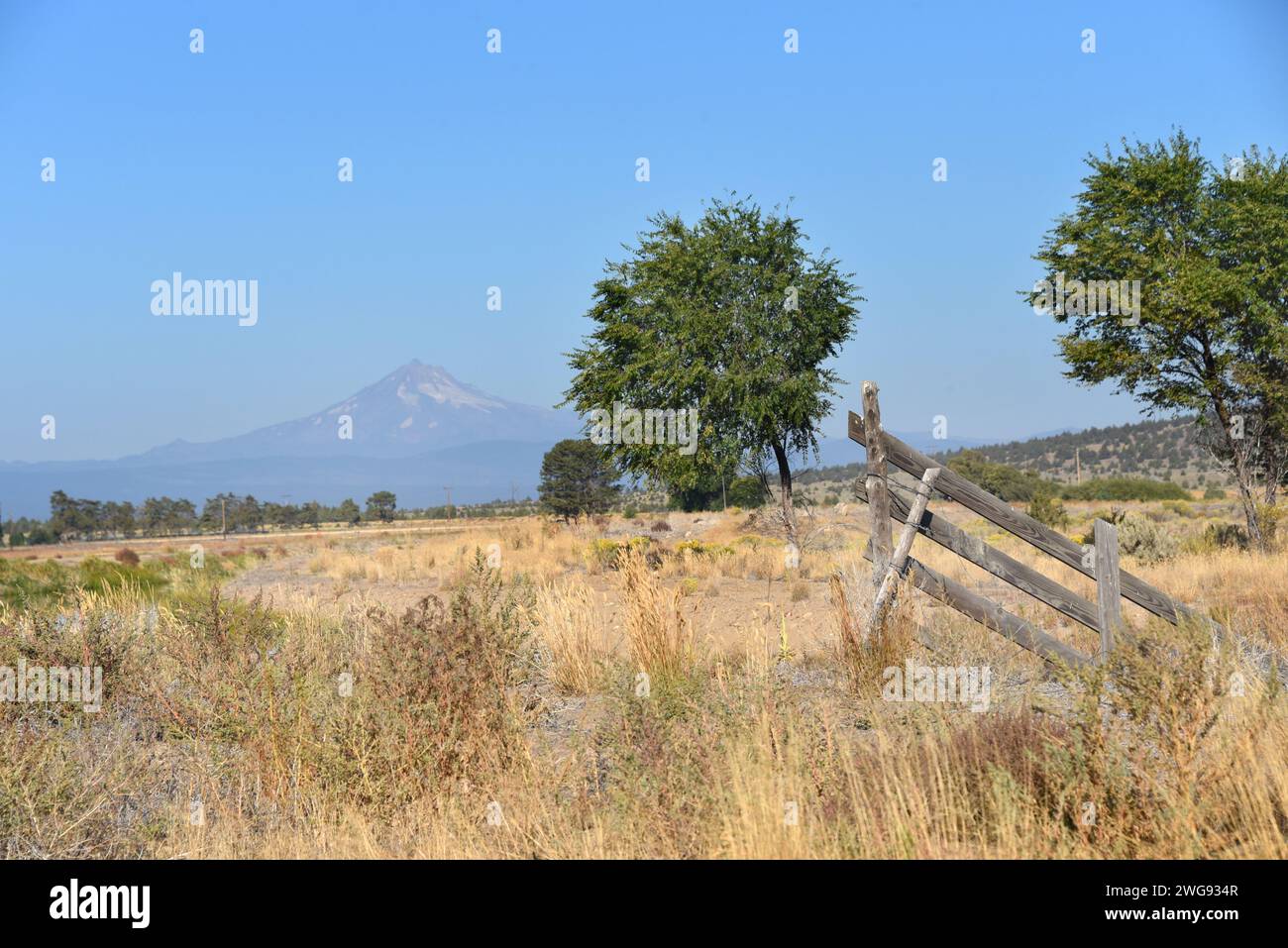 Rustic fence post sitting hi-res stock photography and images - Alamy