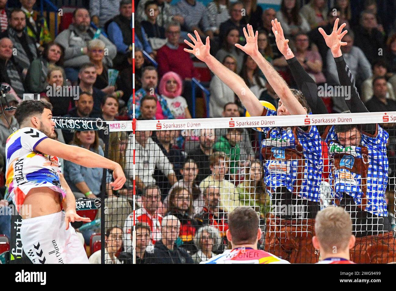 v.li.: Nico Wegner (Powervolleys Düren, 2) bei einem Schmetterball ...