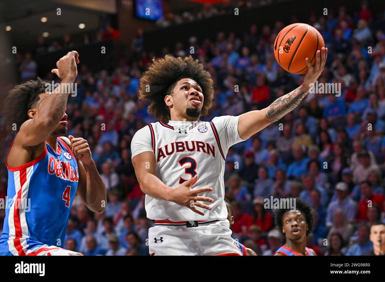 Oxford, MS, USA. 03rd Feb, 2024. Auburn guard Tre Donaldson (3) goes to ...