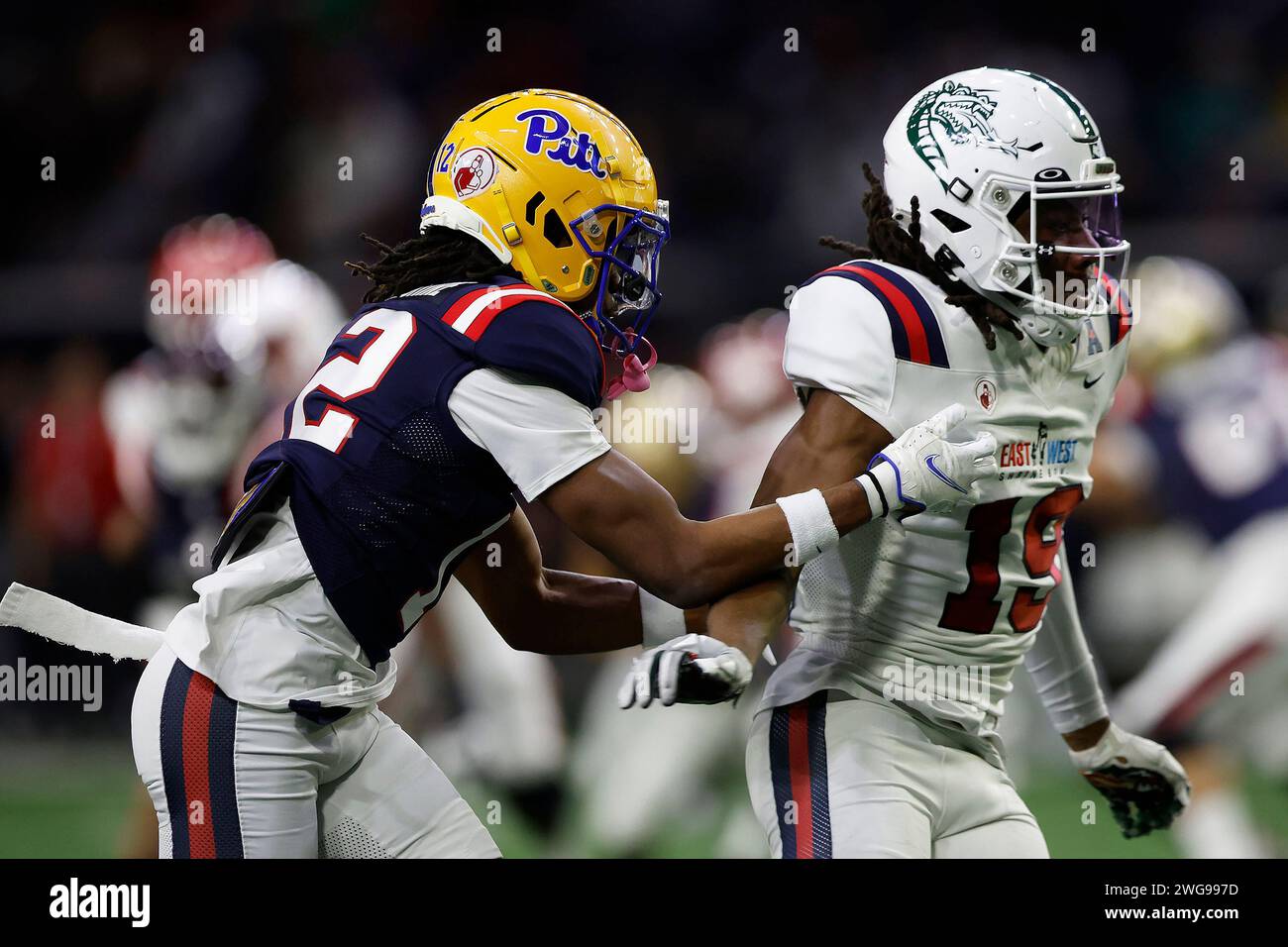East receiver Tejhaun Palmer (19) of Alabama-Birmingham runs by West ...
