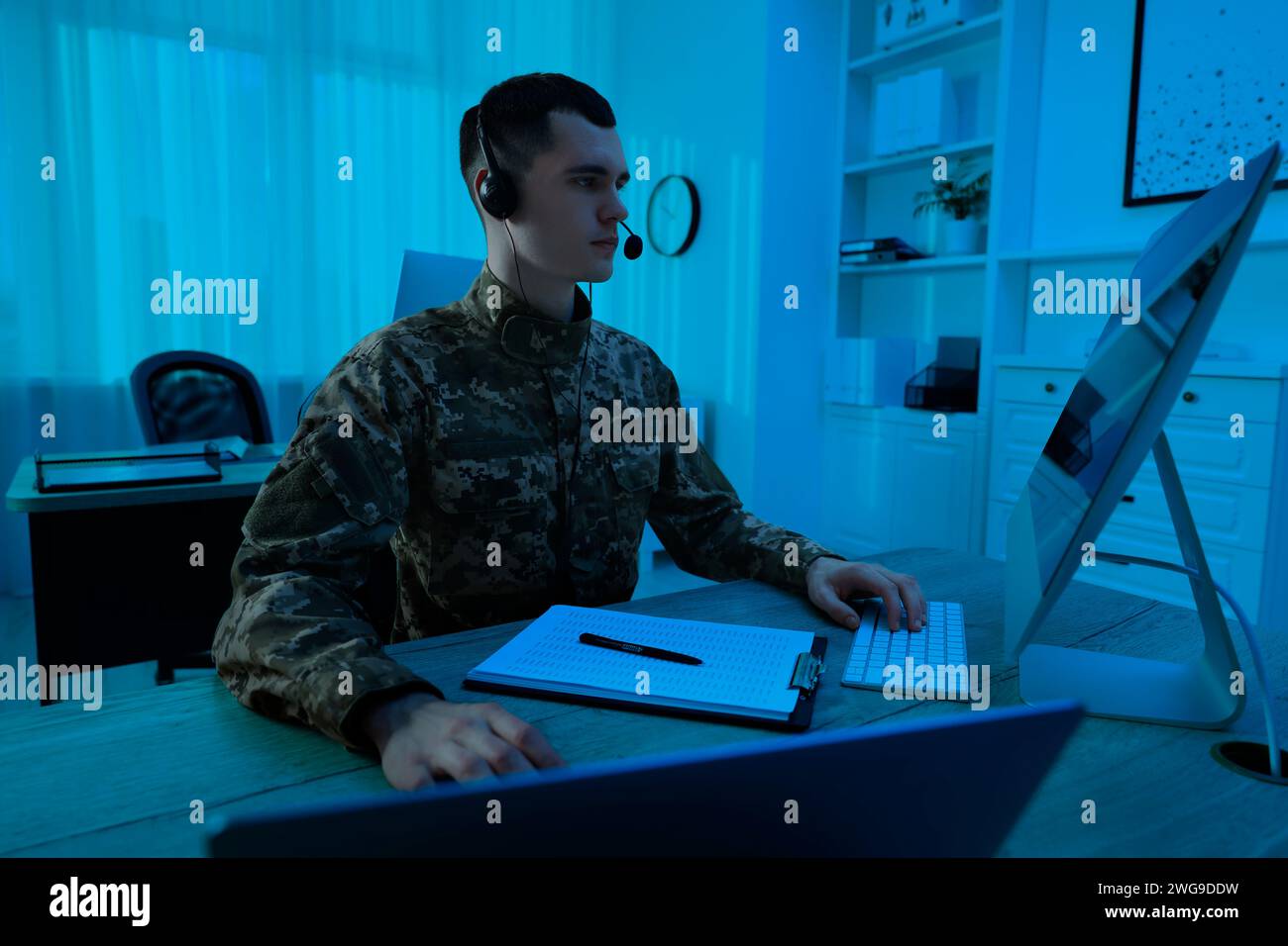 Soldier working on computer hi-res stock photography and images - Alamy