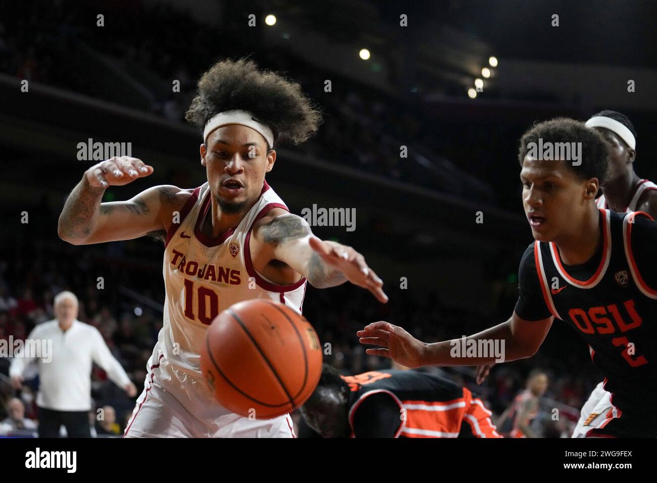 Southern California forward DJ Rodman (10) goes for a loose ball ...