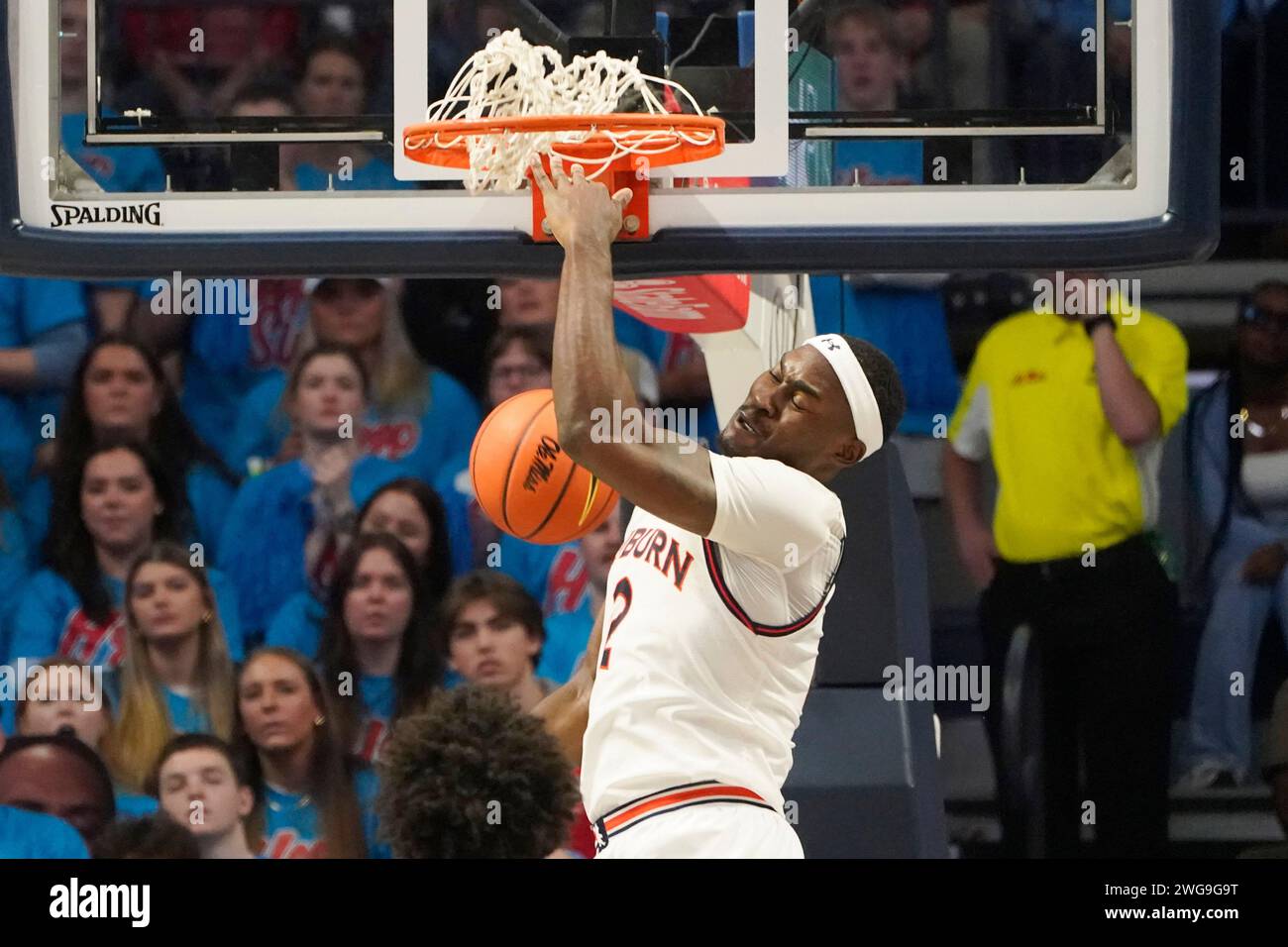 Auburn forward Jaylin Williams (2) dunks against Mississippi during the ...