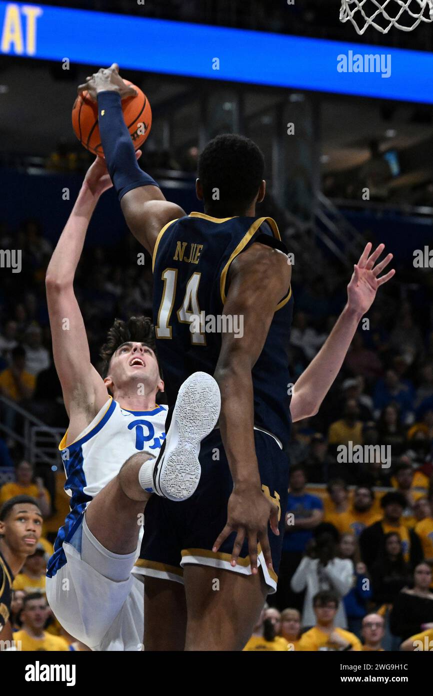 Pittsburgh forward Guillermo Diaz Graham (25) battles Notre Dame ...