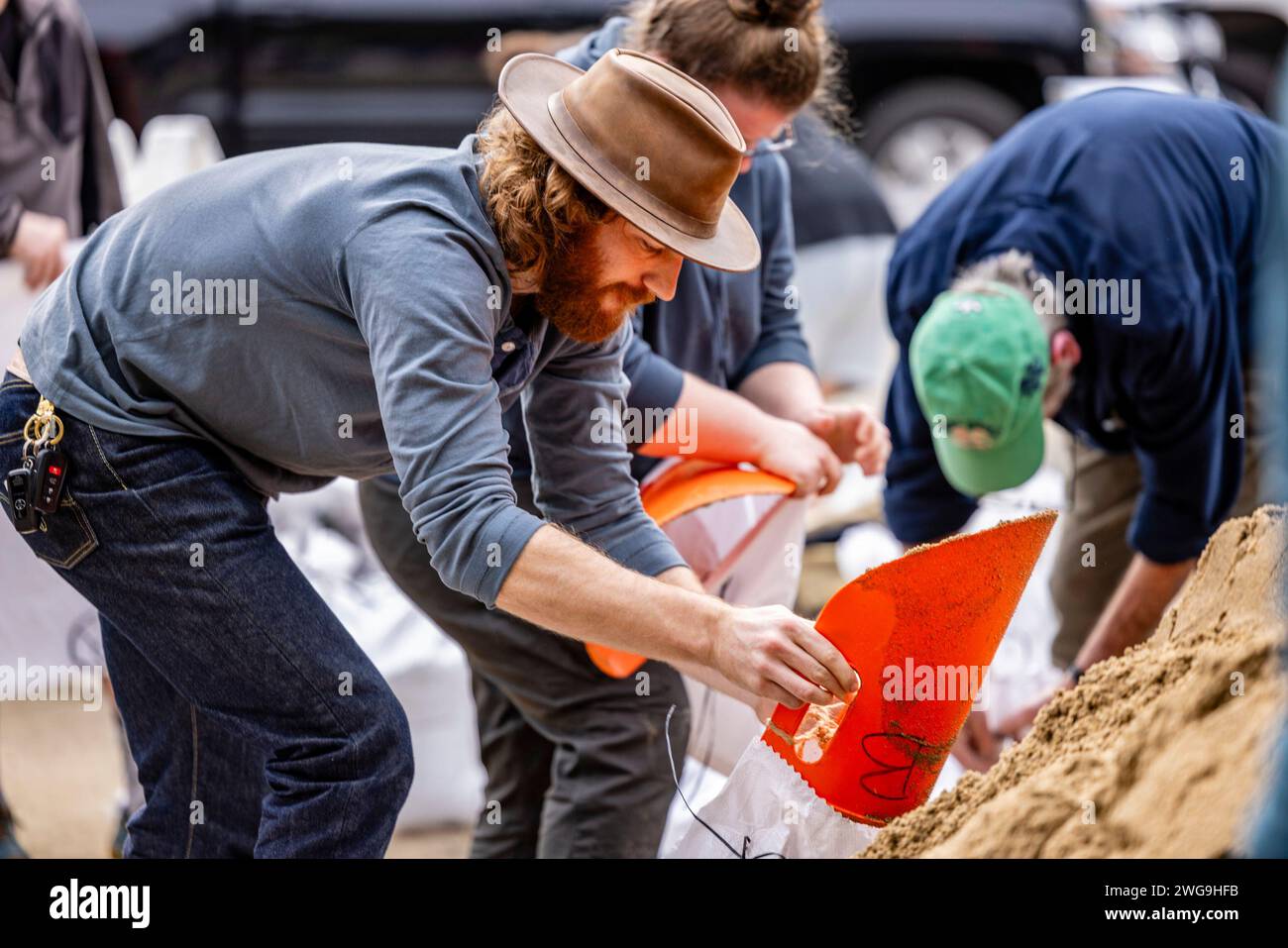 The Santa Barbara Bucket Brigade helps residents fill sandbags at ...