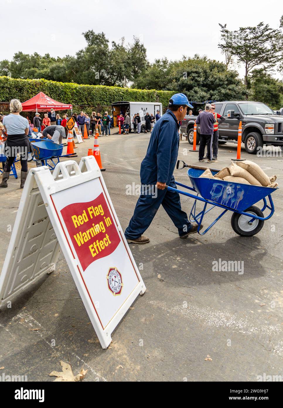 The Santa Barbara Bucket Brigade helps residents fill sandbags at ...