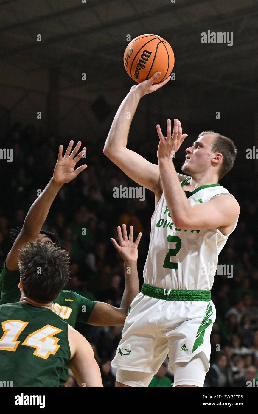 North Dakota Fighting Hawks guard Eli King (2) shoots the ball during ...