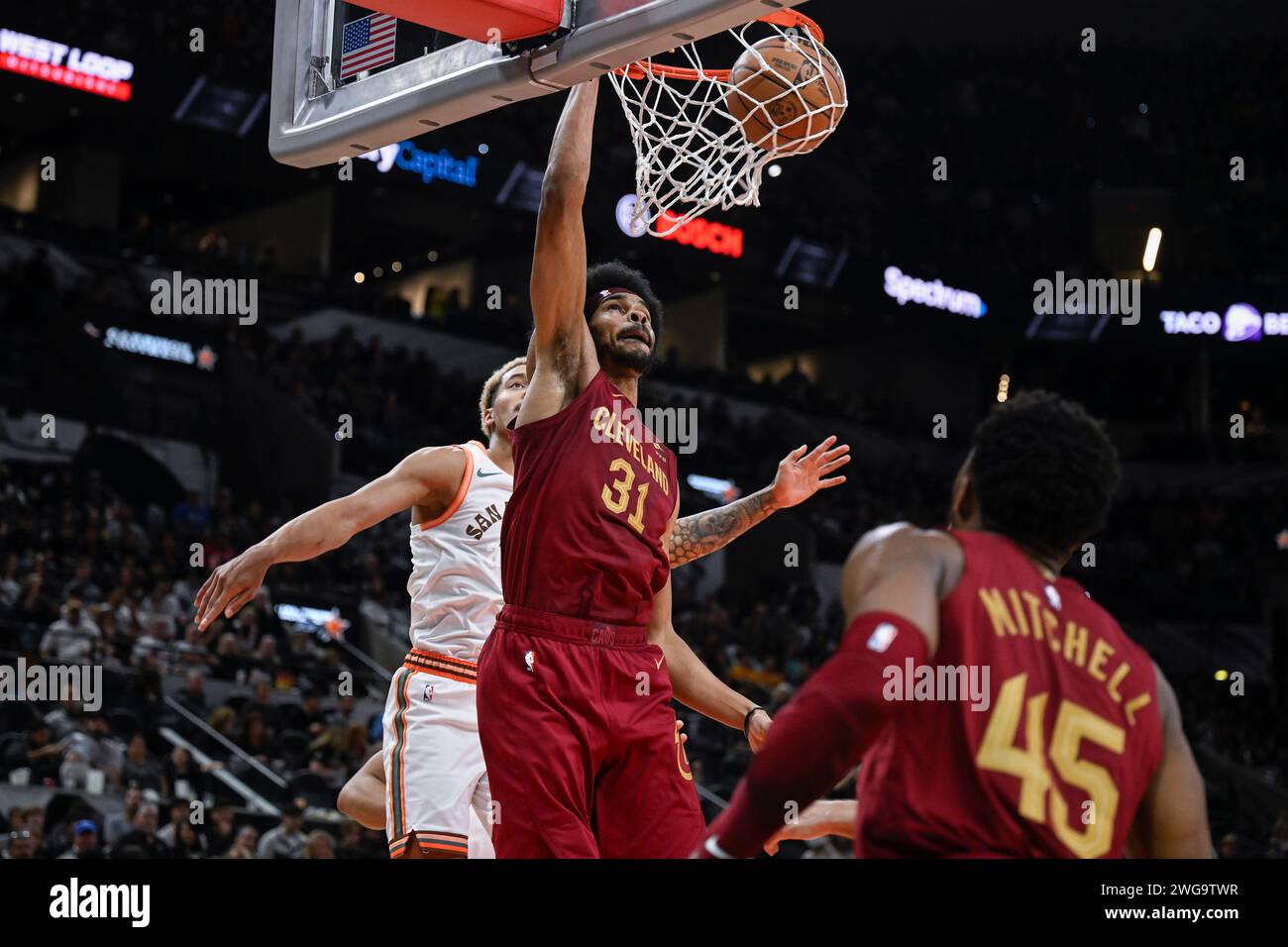 Cleveland Cavaliers' Jarrett Allen (31) dunks during the first half of ...